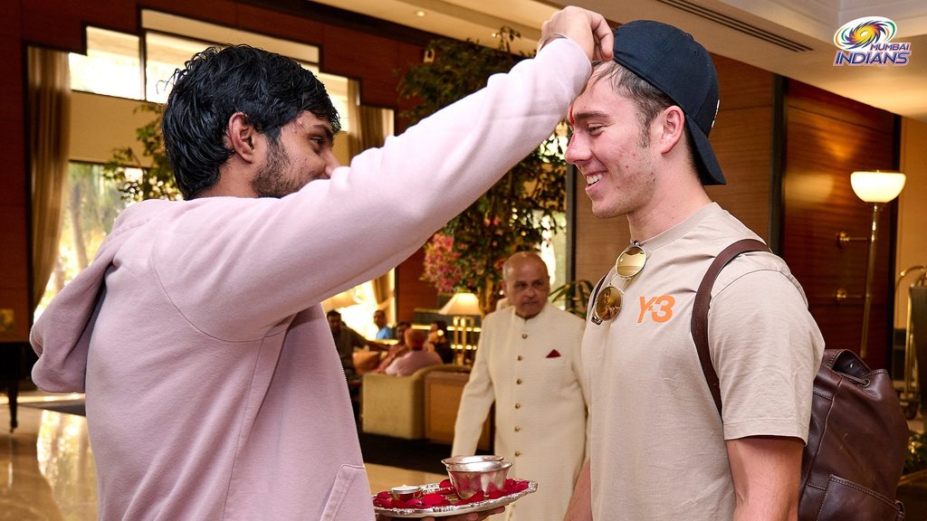 Make some noise for the D̶e̶s̶i̶ B̶o̶y̶s̶ MUM-BOYS: Fa-MI-ly moments off the field - Mumbai Indians
